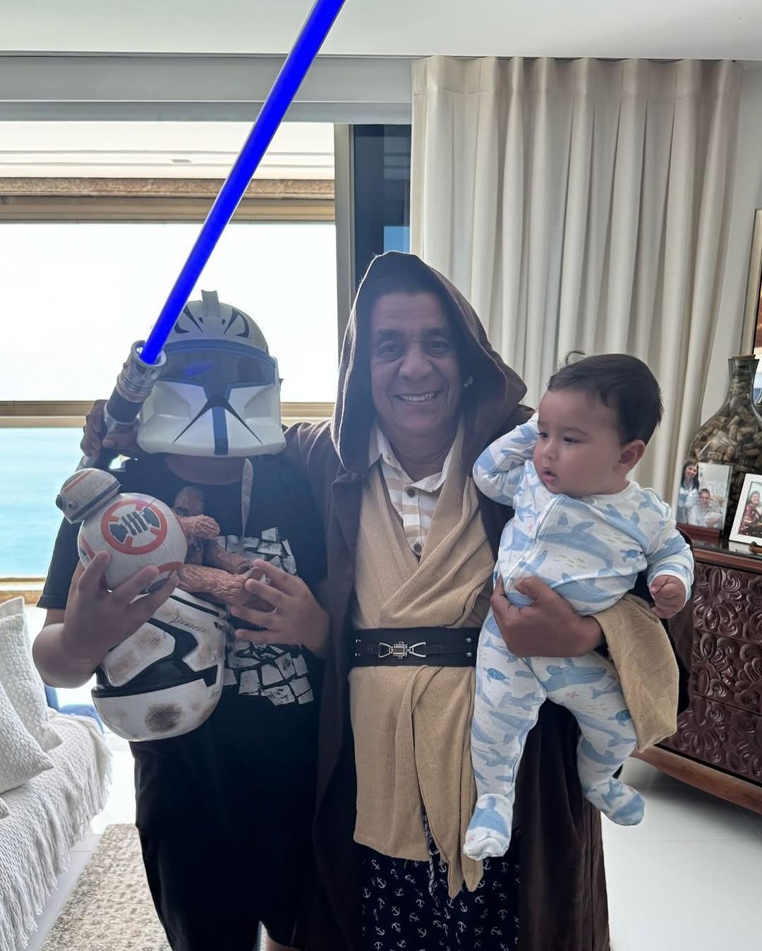 Zeca Pagodinho se fantasia de Star Wars e diverte os netos • Giro Curimataú